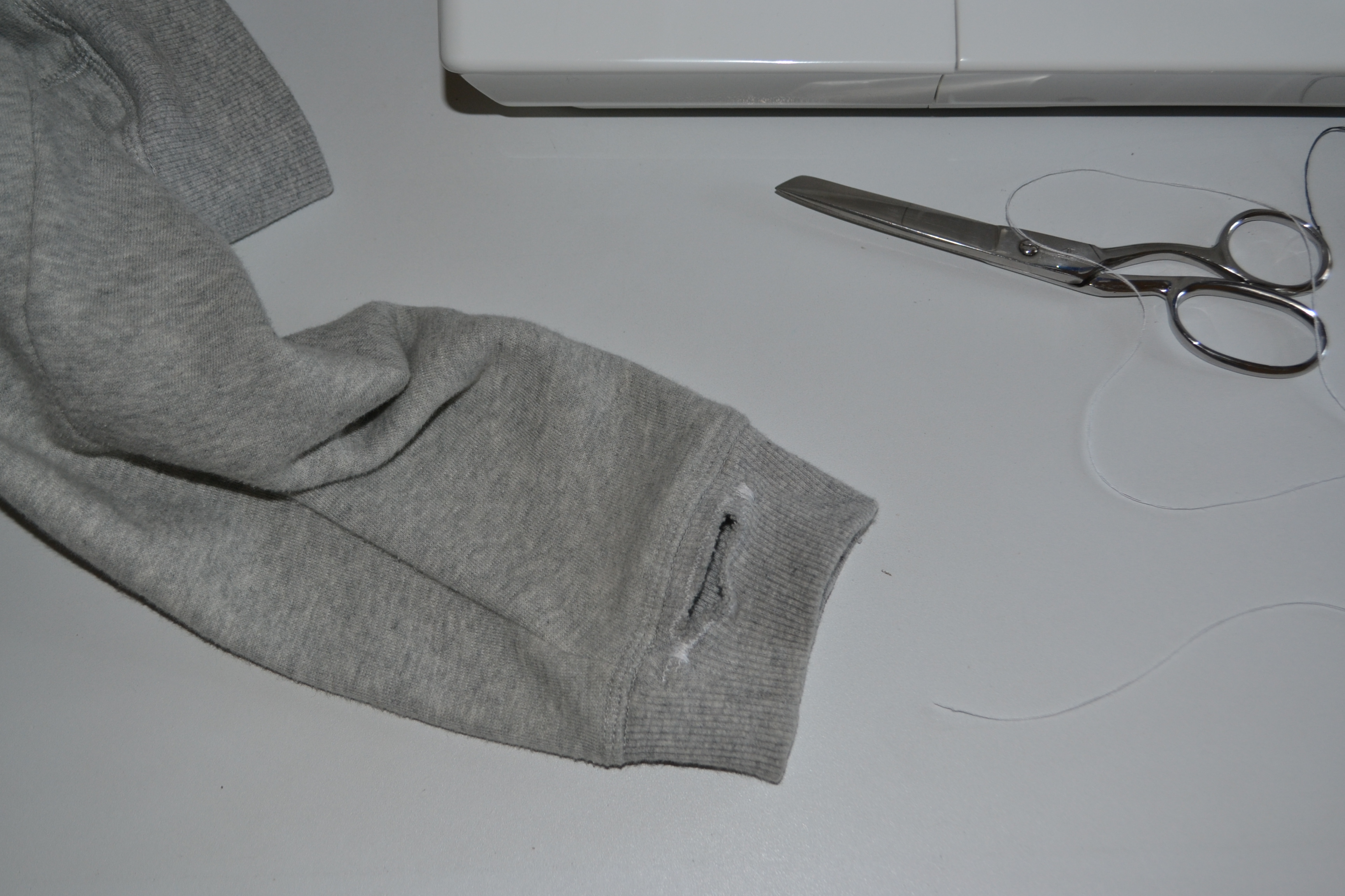 DIY Thumb Loops In Sweater Sleeves | Design Life Hacks